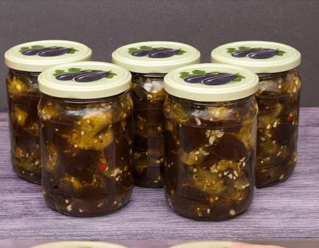 Pentru iarnă pregătesc câte 25 de borcane. Salată delicioasă de vinete ...